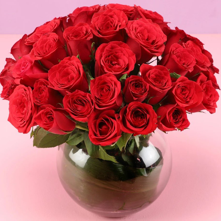 40 Red Roses Arrangement In Glass Vase - Bakings